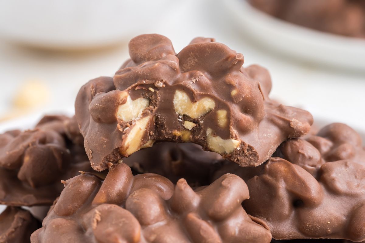 Easy Crockpot Candy Clusters - Semi Homemade Kitchen